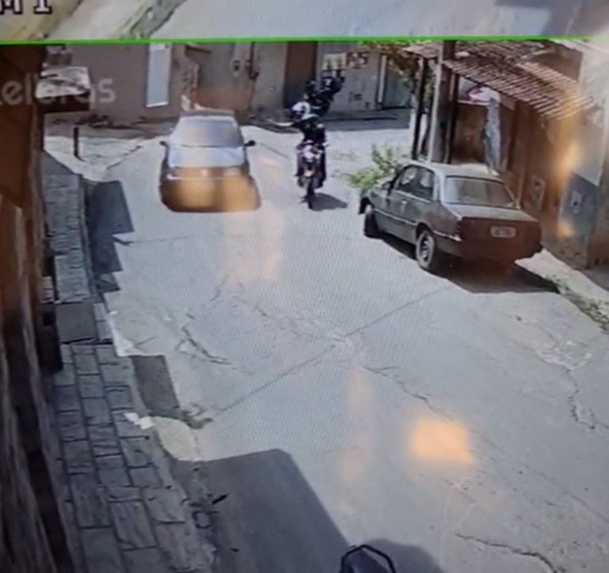 Homem leva 'fechada' de motociclistas e é baleado dentro de carro em ...