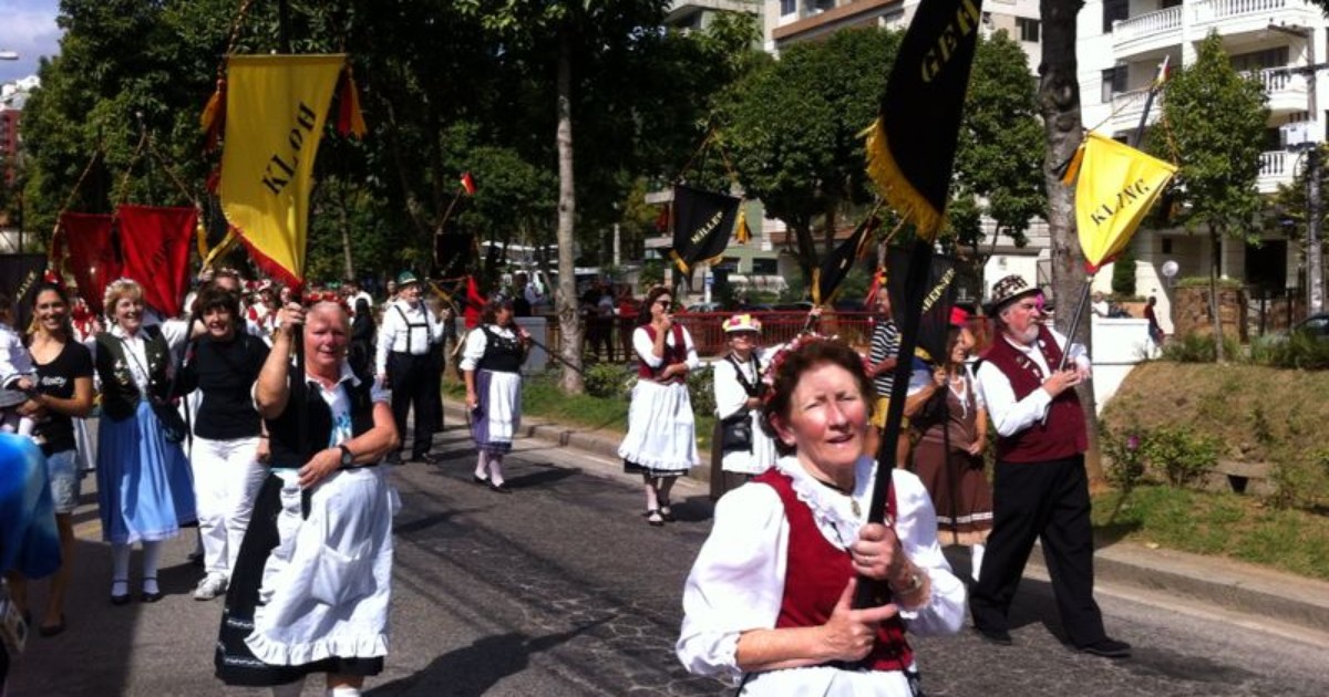 G1 - Desfile da 25ª Bauernfest encanta turistas em Petrópolis, RJ ...