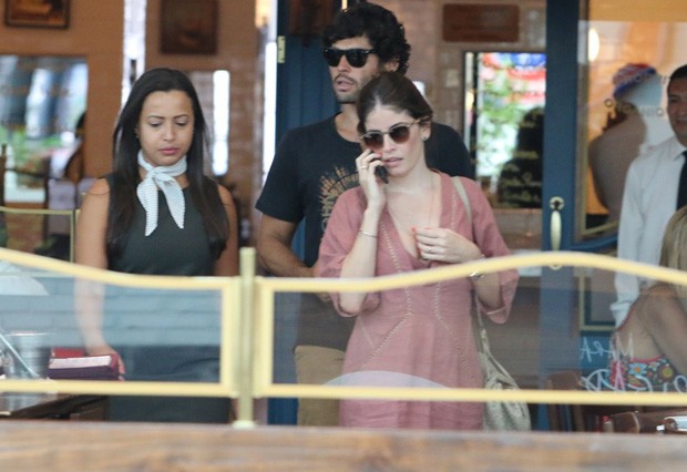 Fernanda Mader deixa sutiã à mostra em passeio com Dudu Azevedo - Quem ...