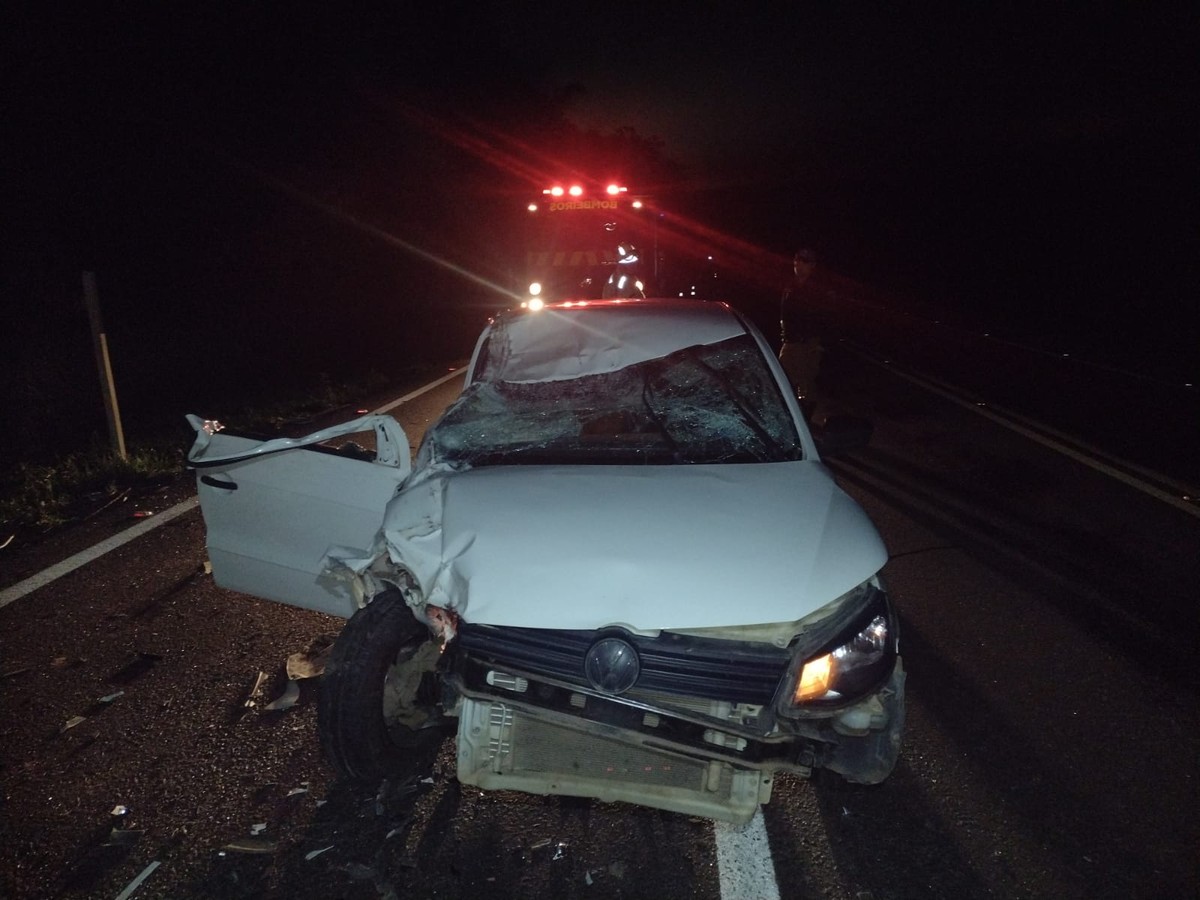 Duas pessoas ficam feridas em acidente entre carro e caminhão na PR-092, em Jaguariaíva | Campos ...