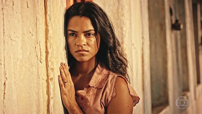 Luzia dá flagrante, mas é pega espionando - notícias em Resumo da novela