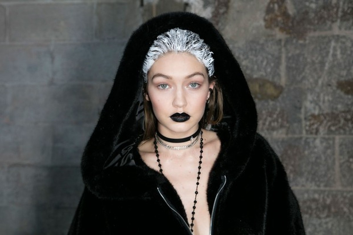 Batom preto: como usar um look dark, chique e impecável com 5 dicas ...