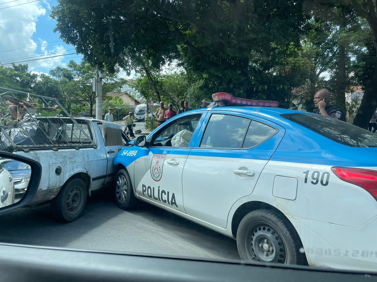 Acidente entre dois carros e uma viatura da PM deixa idoso ferido em ...