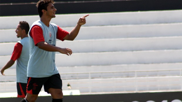 Apesar de passar em branco, Vitor Flora ganha nova chance no ataque ...