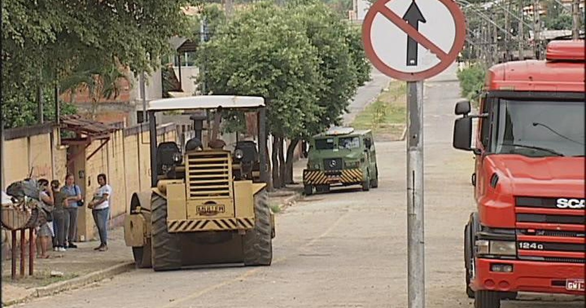 G1 - Trator com rolo compressor entra na contramão e bate em dois ...