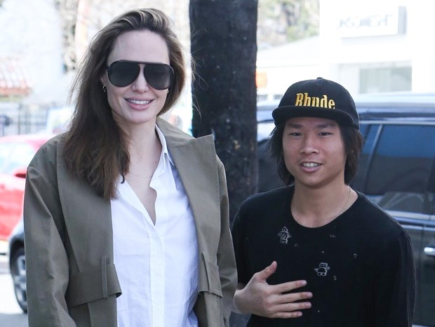 Pax, de 15 anos, filho de Jolie e Pitt, é clicado em passeio com a mãe ... Pax, de 15 anos, filho de Jolie e Pitt, é clicado em passeio com a mãe ...
