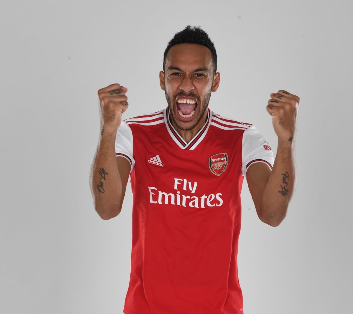 Arsenal apresenta novo uniforme e celebra retorno de fornecedora de ...