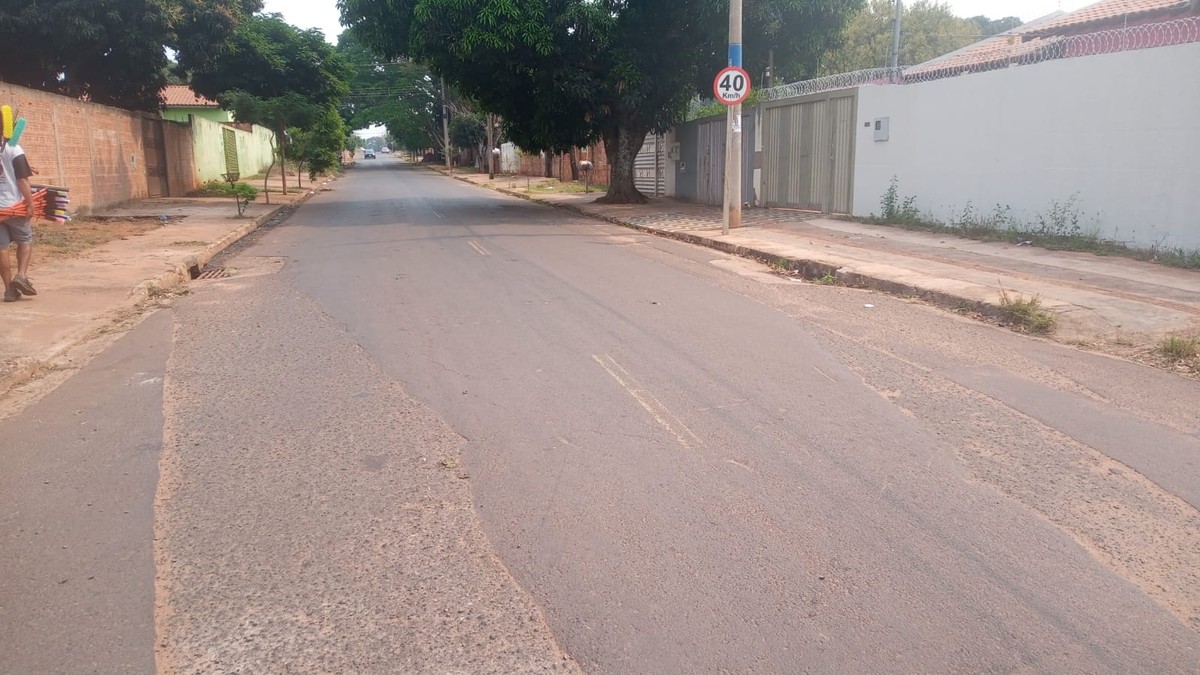 Homem Se Aproveita De Momento Em Que Mãe Fazia Faxina E Invade Casa
