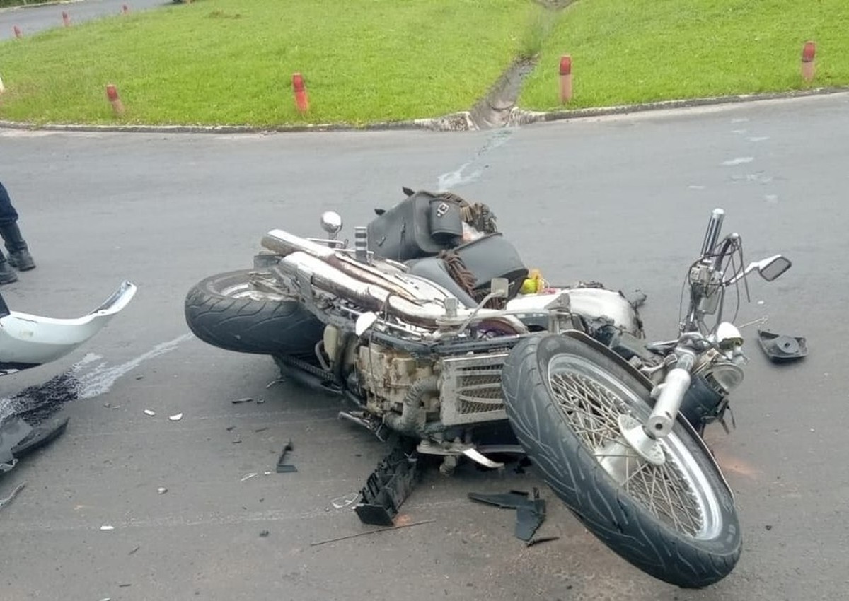 Motociclista fica ferido em acidente entre carro e moto em Penedo | Sul ...