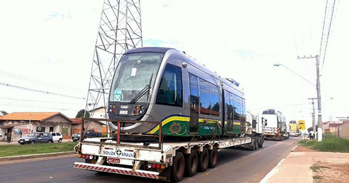 G1 - 'Desfile' de módulos do VLT causa lentidão no trânsito em Cuiabá ...