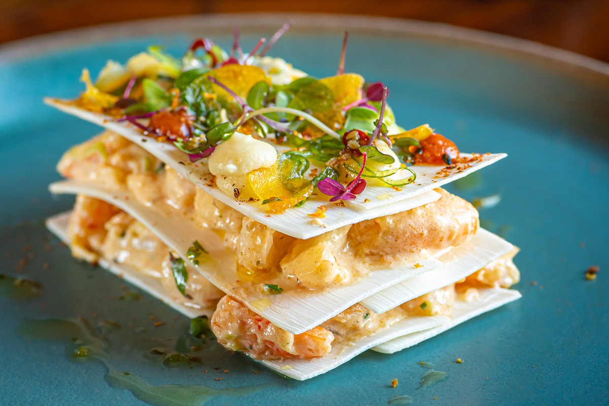 Mil folhas de pupunha leva camarões com purê de limão e bottarga ...