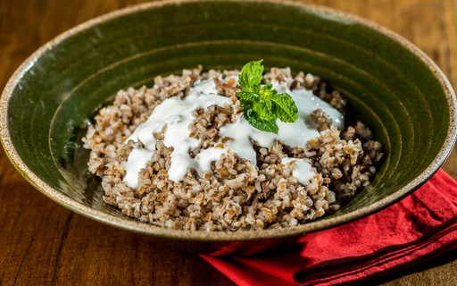 Receita árabe mistura carne moída, frango, trigo e coalhada - Casa e ...