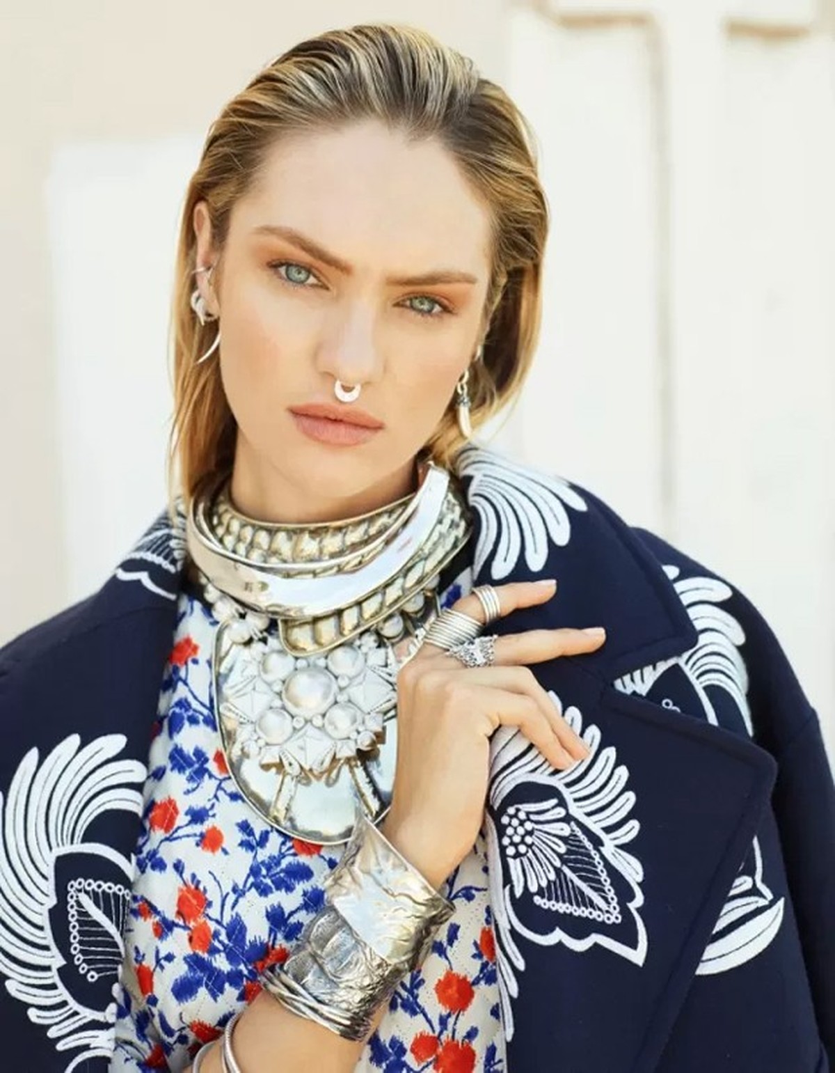 Candice Swanepoel aparece com piercing no nariz em novo editorial ...