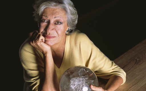 Elsa Peretti, designer de joias e ex-modelo, morre aos 80 anos - Vogue ...