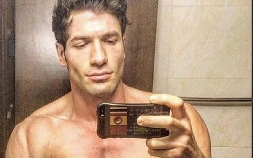 Roni Mazon posa sem camisa e exibe corpo hipermusculoso - Quem | QUEM News Roni Mazon posa sem camisa e exibe corpo hipermusculoso - Quem | QUEM News