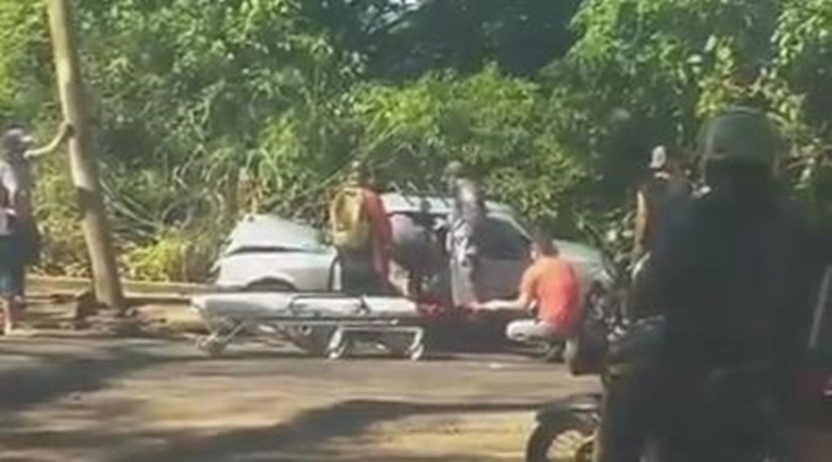 Motorista fica ferido ao bater carro em poste de avenida em Piraju | Itapetininga e Região | G1