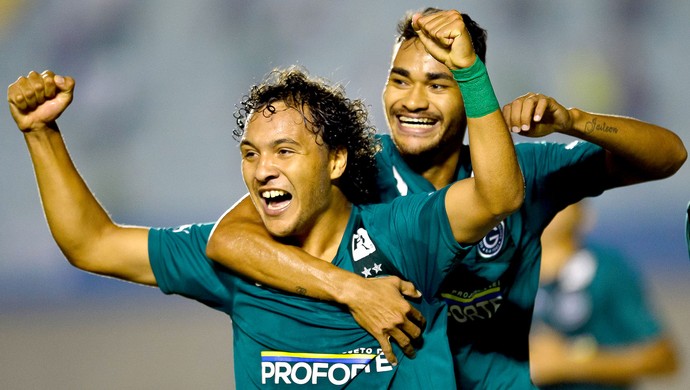 Alex Alves festeja sequência de jogos e o primeiro gol da carreira na ...