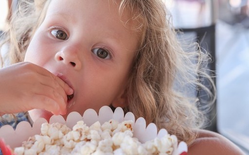 Jovem salva irmão engasgado com manobra que aprendeu na escola ...
