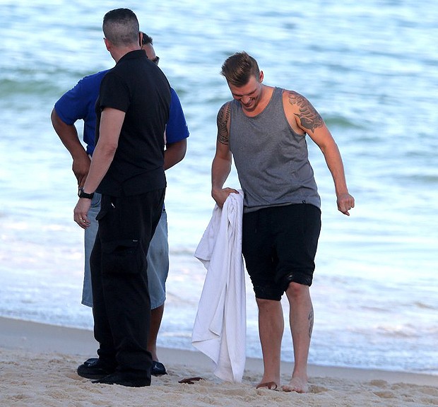 Nick Carter aproveita praia no Rio antes de show - Quem | Popquem