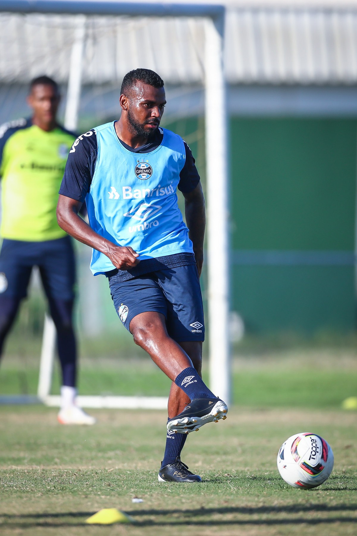 Léo Gomes diz que quer ficar no Grêmio e relembra período afastado ...