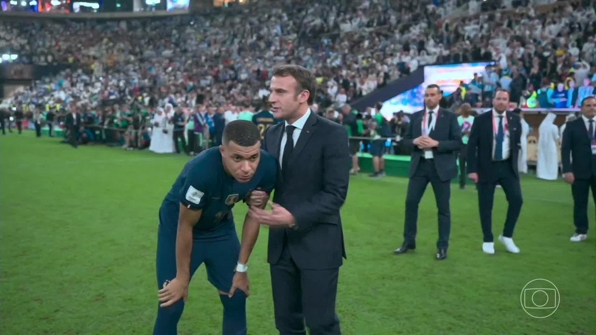 Presidente da França consola Mbappé após derrota na final; veja vídeo ...