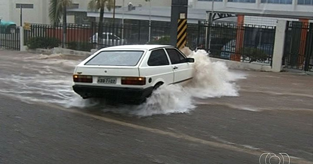 G1 - Durante chuva, enxurrada arrasta moto por 100 m em Anápolis ...