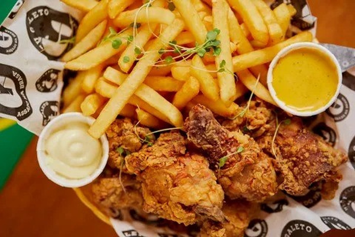 Chicken n'fries: cortes de galeto empanado com batata-frita | Receitas