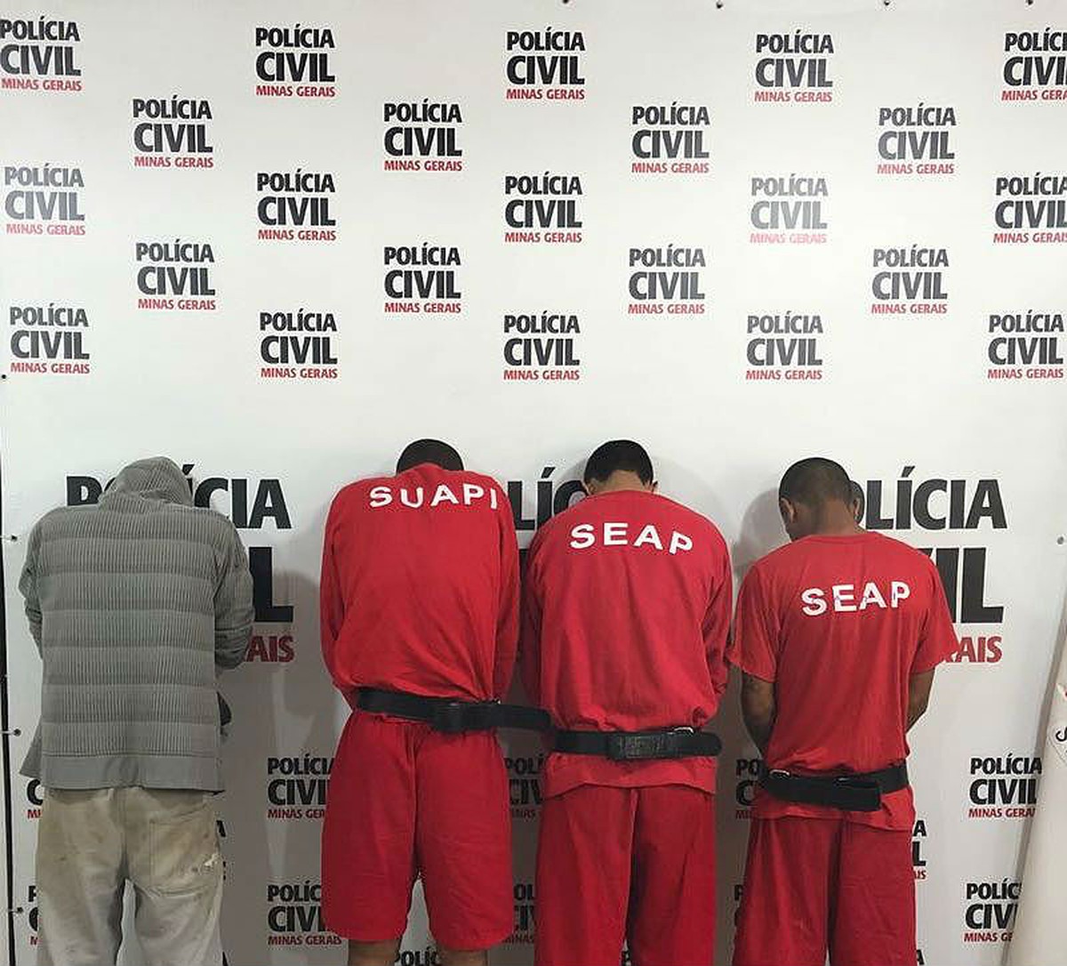 Suspeitos De Envolvimento Em Homicídios São Apresentados Pela Polícia