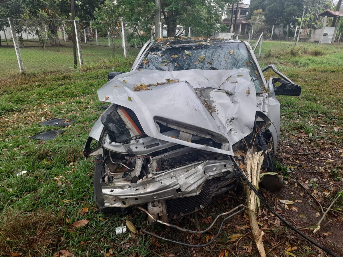 Jovem morre e outro fica ferido após carro bater em árvore e capotar na Via Dutra, em Barra ...
