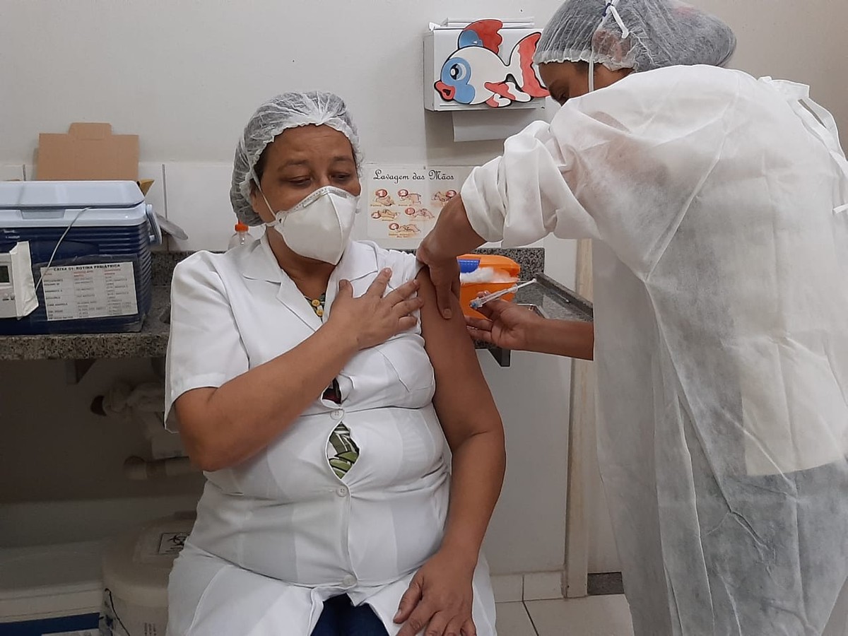 Cuiabá aguarda novos lotes para vacinar profissionais da saúde com a 3ª ...