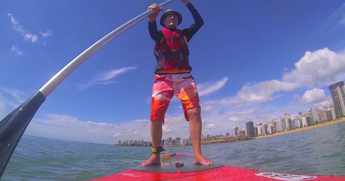 G1 - Aos 78 anos, frei pratica 'stand up paddle' em praias do ES ...