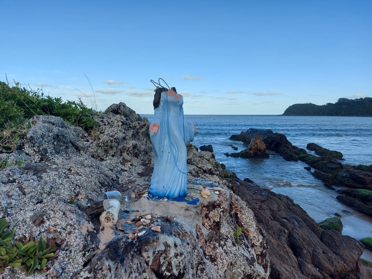 Imagem de Iemanjá é vandalizada e tem cabeça arrancada em praia de ...