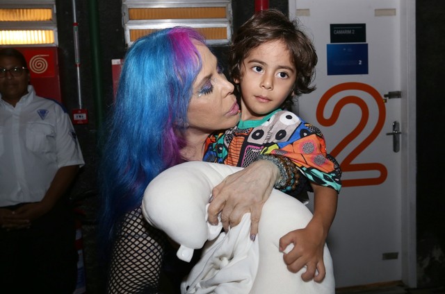 Baby Consuelo recebe o carinho de seu neto no camarim | Ancelmo - O Globo