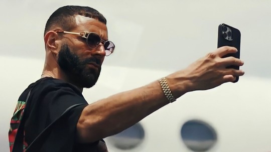 Vídeo: Benzema ostenta Ferrari conversível, Lamborghini e avião ...