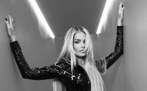 Yasmin Brunet se diverte posando para fotos de biquíni - Revista Marie Claire | Celebridades