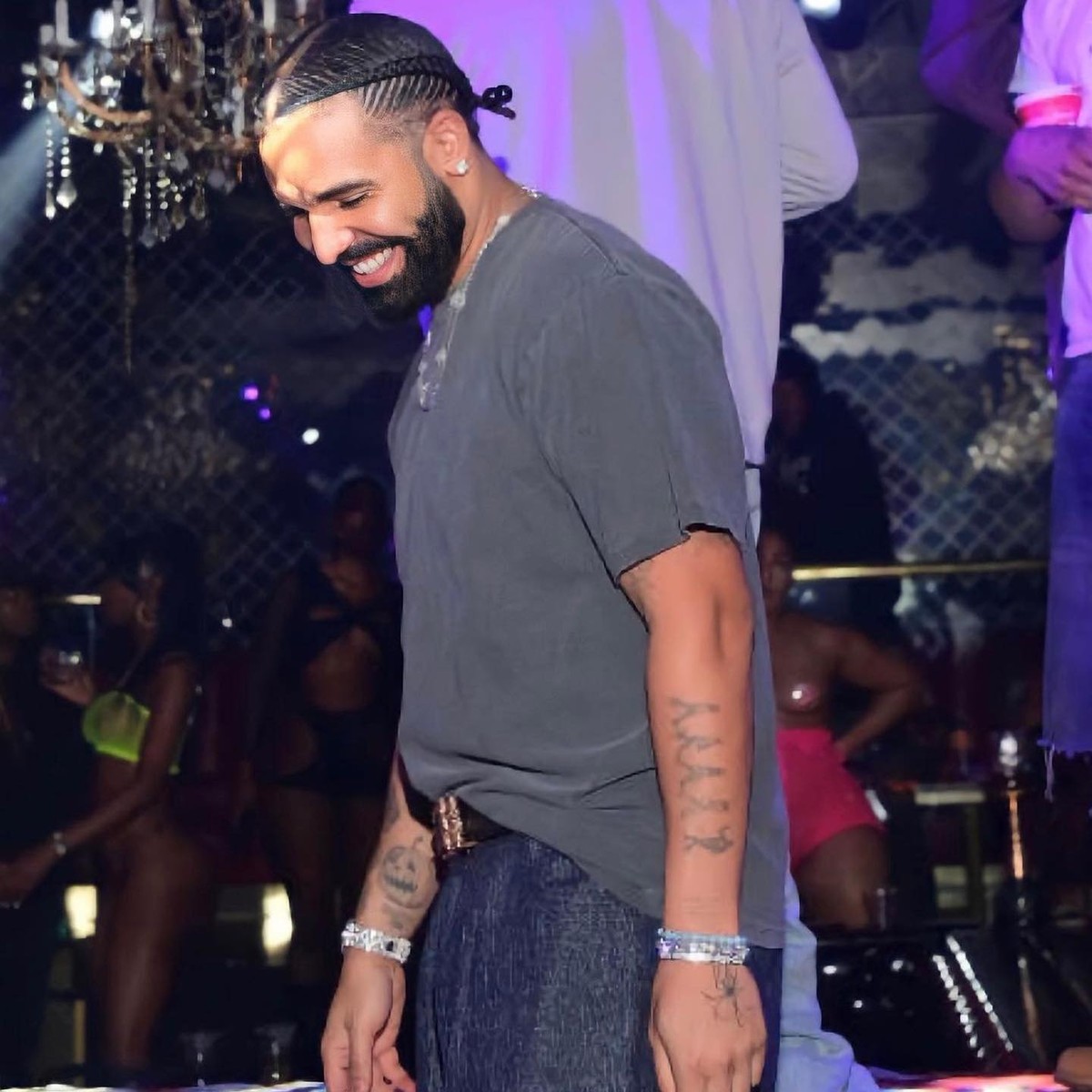 Drake inaugura sua era das tranças nagô (e nós damos os bastidores ...