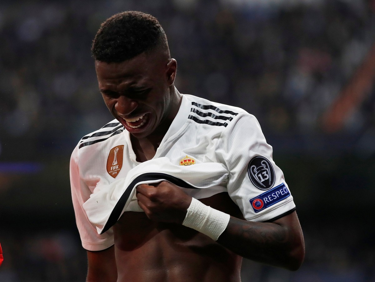 Vinicius Junior machuca o tornozelo contra o Ajax e deixa o campo ...
