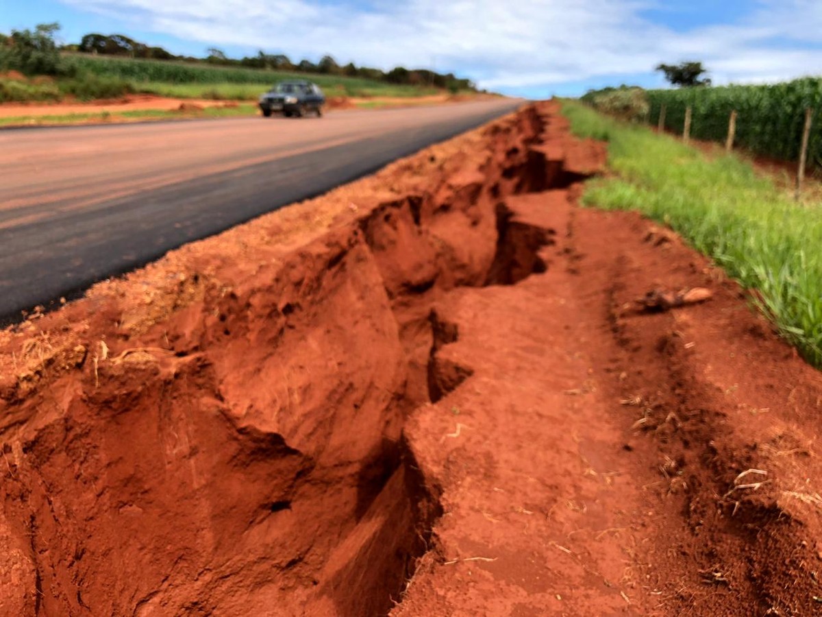 Erosão na MG-188 em Coromandel traz risco de dano ao asfalto do Anel ...