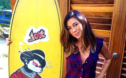 Radical! Daniele Suzuki exibe prancha estilizada - Quem | QUEM News