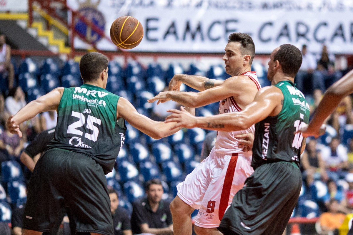 É clutch que chama? Na última bola, Paulinho dá a vitória ao B ...