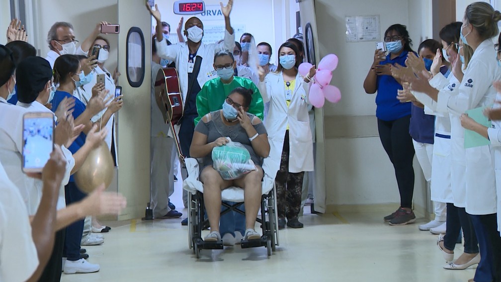Coronavírus: após 29 dias na UTI, técnica de enfermagem recebe alta em ...
