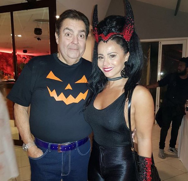 Solteira, Vivi Araújo se diverte com boneco em festa de Faustão: "É o ...