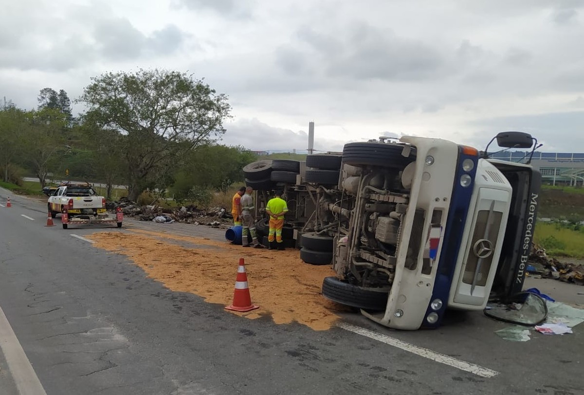 Carreta tomba e parte da carga cai sobre moto na Via Dutra; dois ficam feridos | Sul do Rio e ...