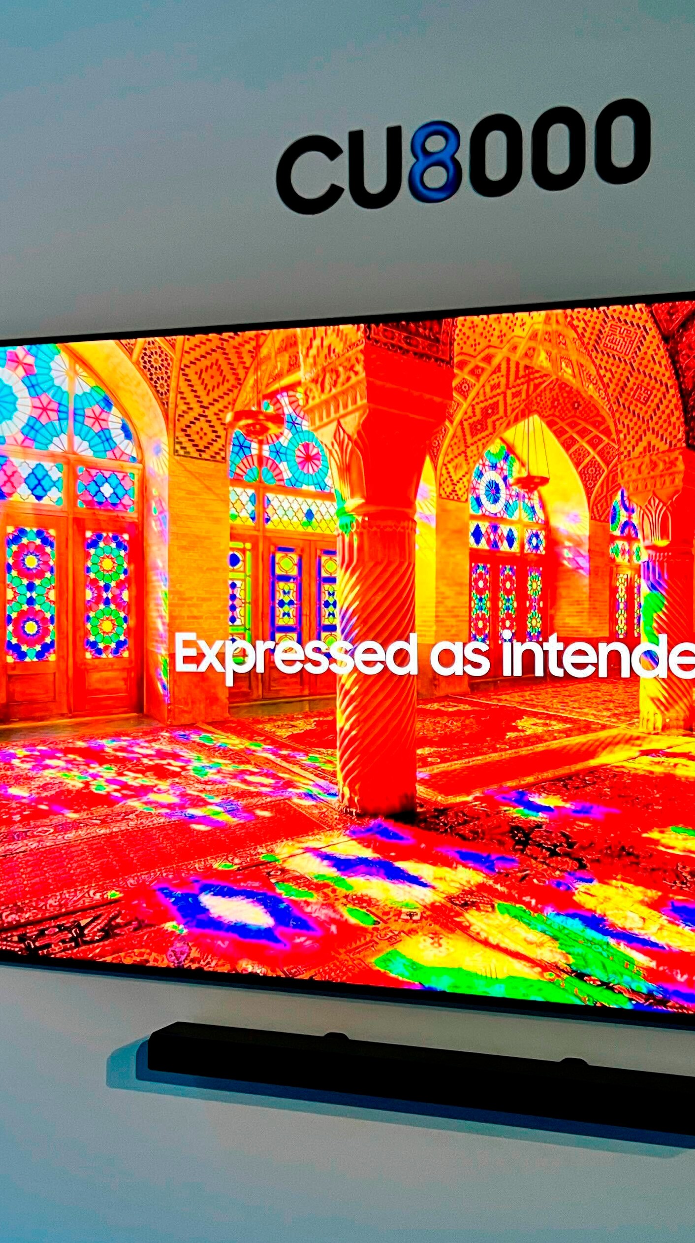 Quer investir na TV Samsung CU8000? Só compre depois de ver os detalhes