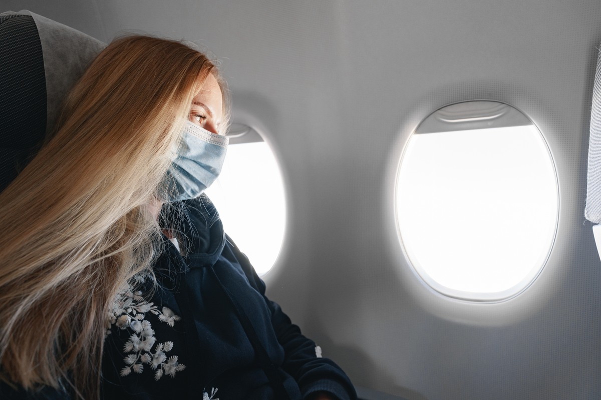 Anvisa decide voltar com obrigação de uso de máscaras em aviões e ...
