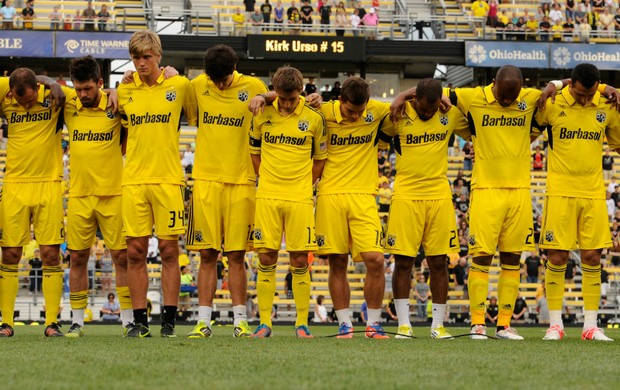 Jogadores e torcida do Columbus homenageiam jovem ídolo morto ...