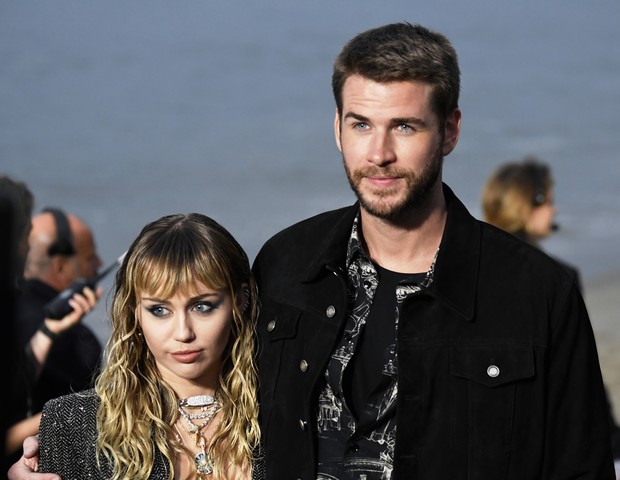 Miley Cyrus e Liam Hemsworth prestigiam juntos desfile na Califórnia ...