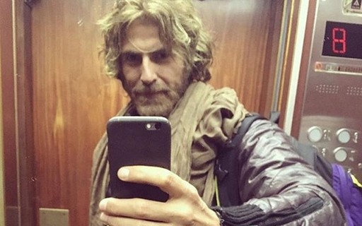 Loiro e barbudo, Reynaldo Gianecchini mostra o novo visual em selfie - Quem | QUEM News