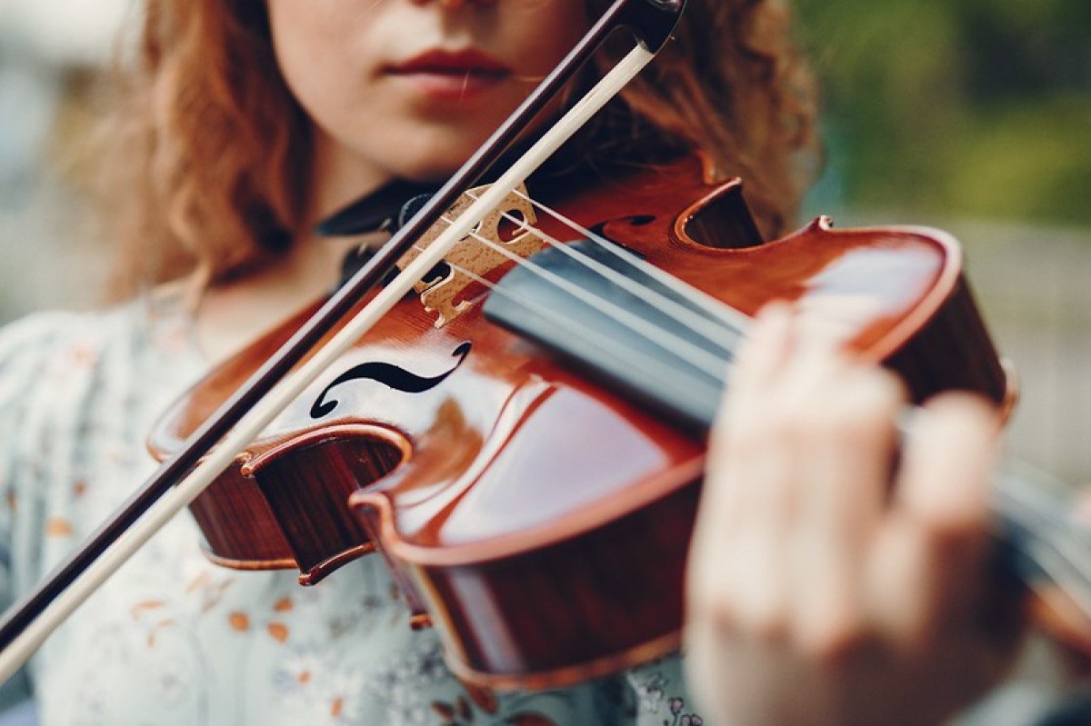 Aulas de violino para crianças são abertas no projeto 'Orquestra Jovem ...