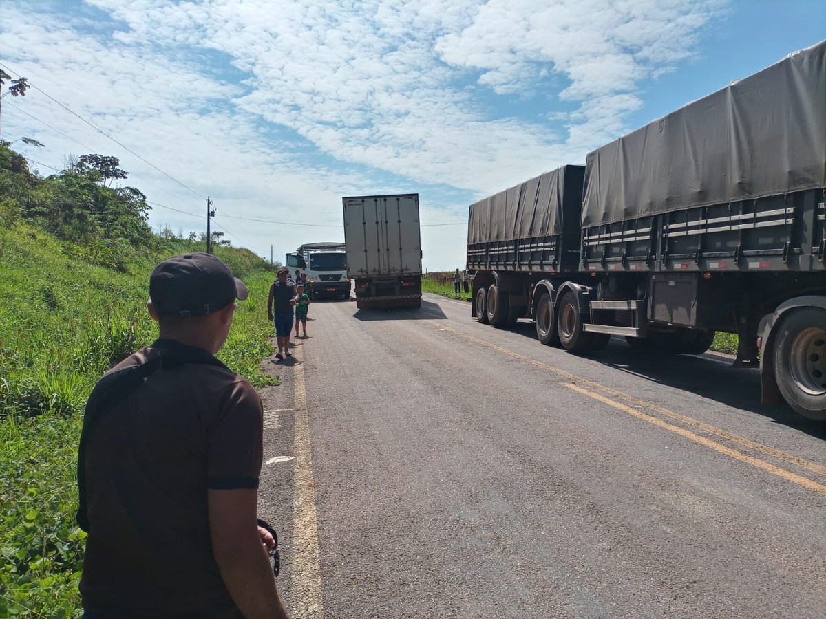 Idoso morre após ser atropelado e esmagado por carreta em rodovia no interior do AC | Acre | G1